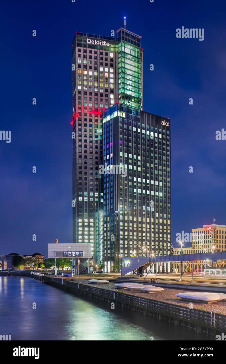 ROTTERDAM-JUNE 11, 2021. Maas Tower at twilight, Wilhelmina Square, Kop ...