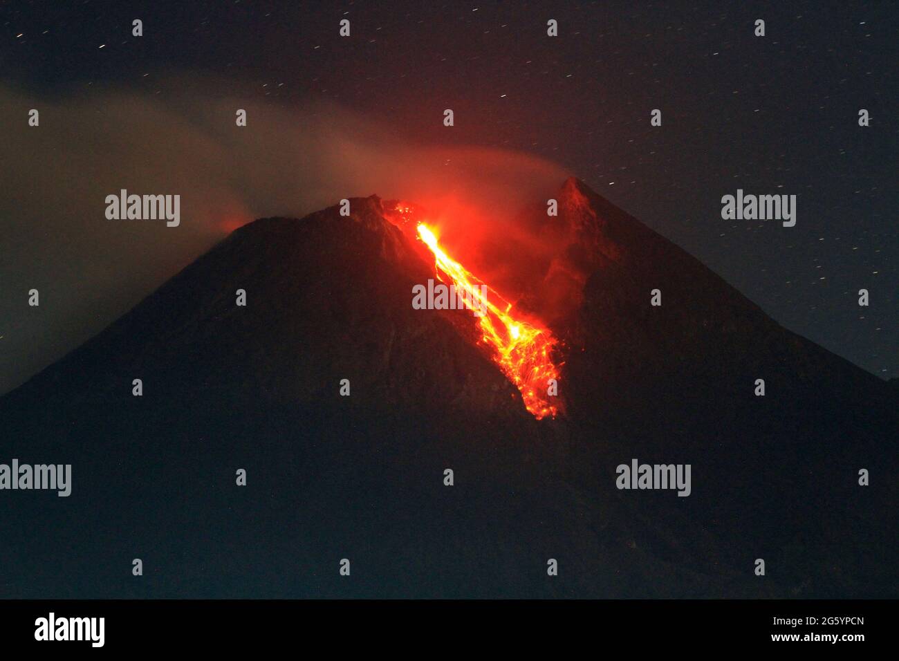 2021 volcano eruptions in indonesia hi-res stock photography and images ...