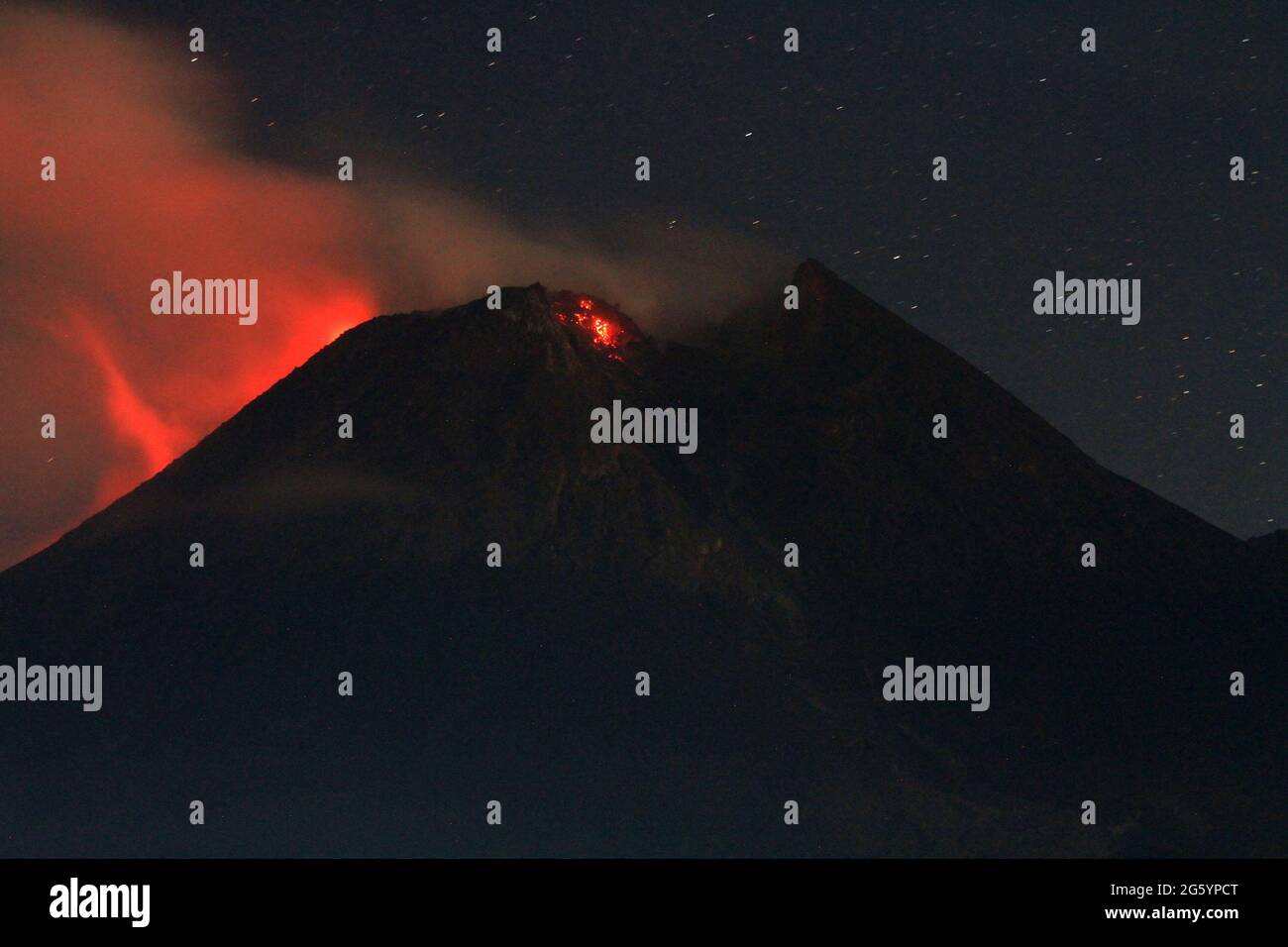 2021 volcano eruptions in indonesia hi-res stock photography and images ...