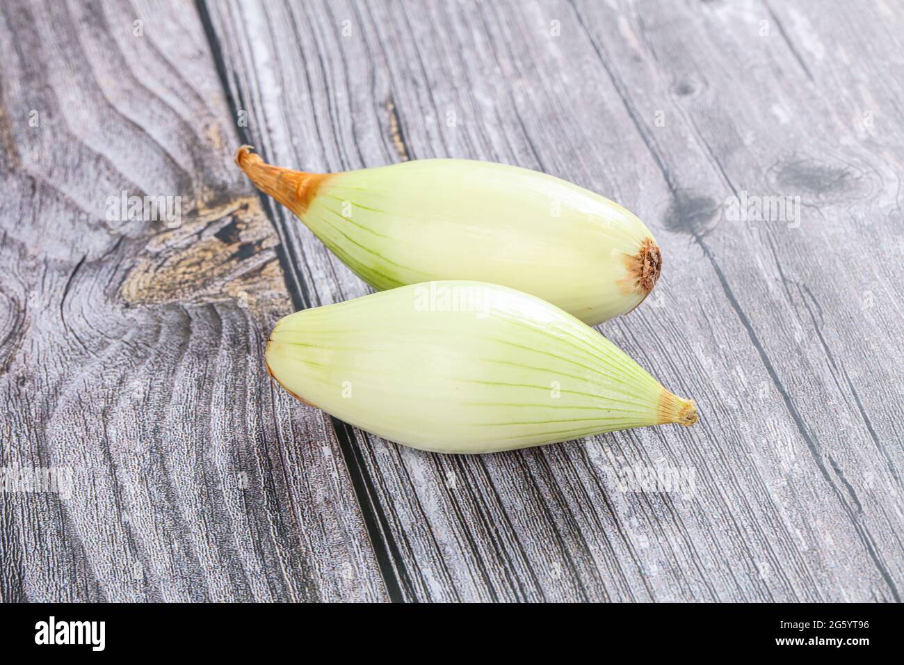 Ripe and tasty shallot onion for cooking Stock Photo - Alamy