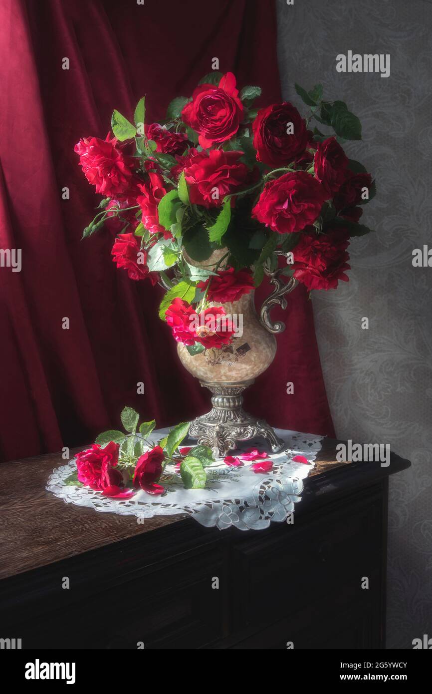 Still life with bouquet of magenta roses Stock Photo - Alamy