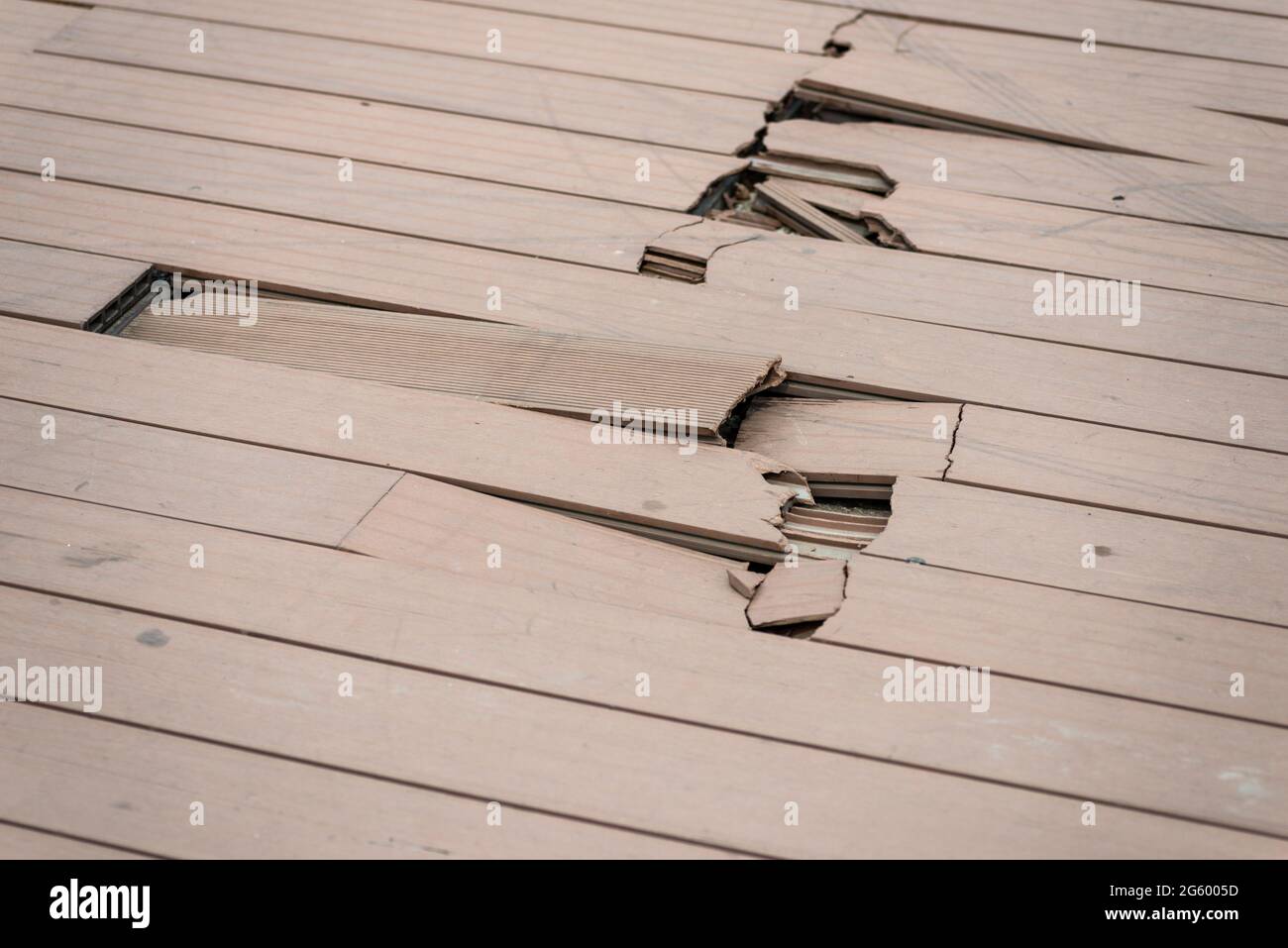 Broken boards hi-res stock photography and images - Alamy