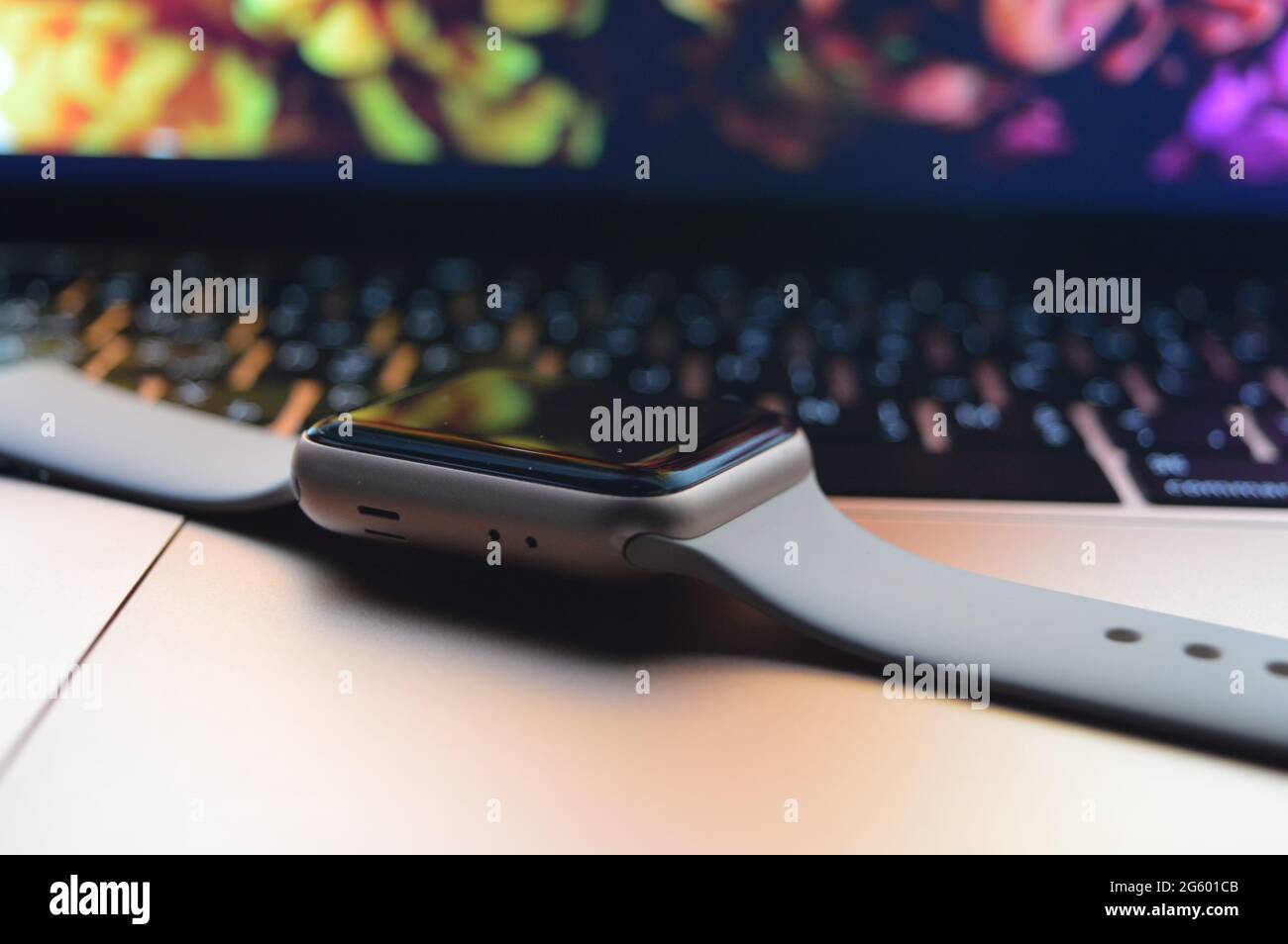 Apple watch and computer hi-res stock photography and images - Alamy