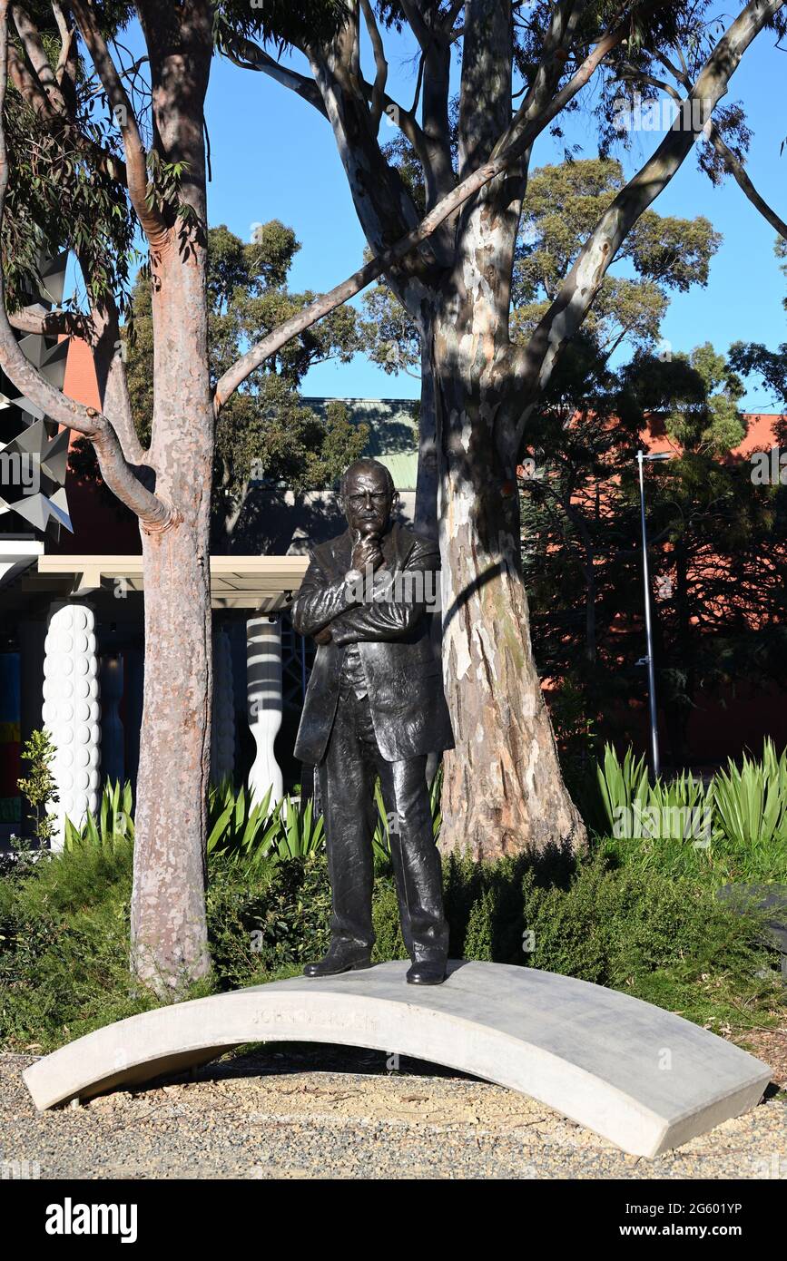 Statue melbourne university hi-res stock photography and images - Alamy