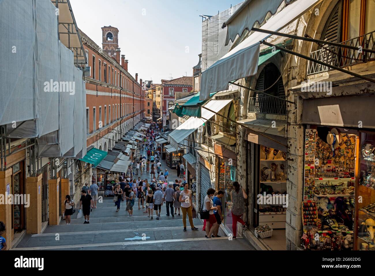 A string of tourist souvenir shops on Ponte di Rialto, (Rialto Bridge ...