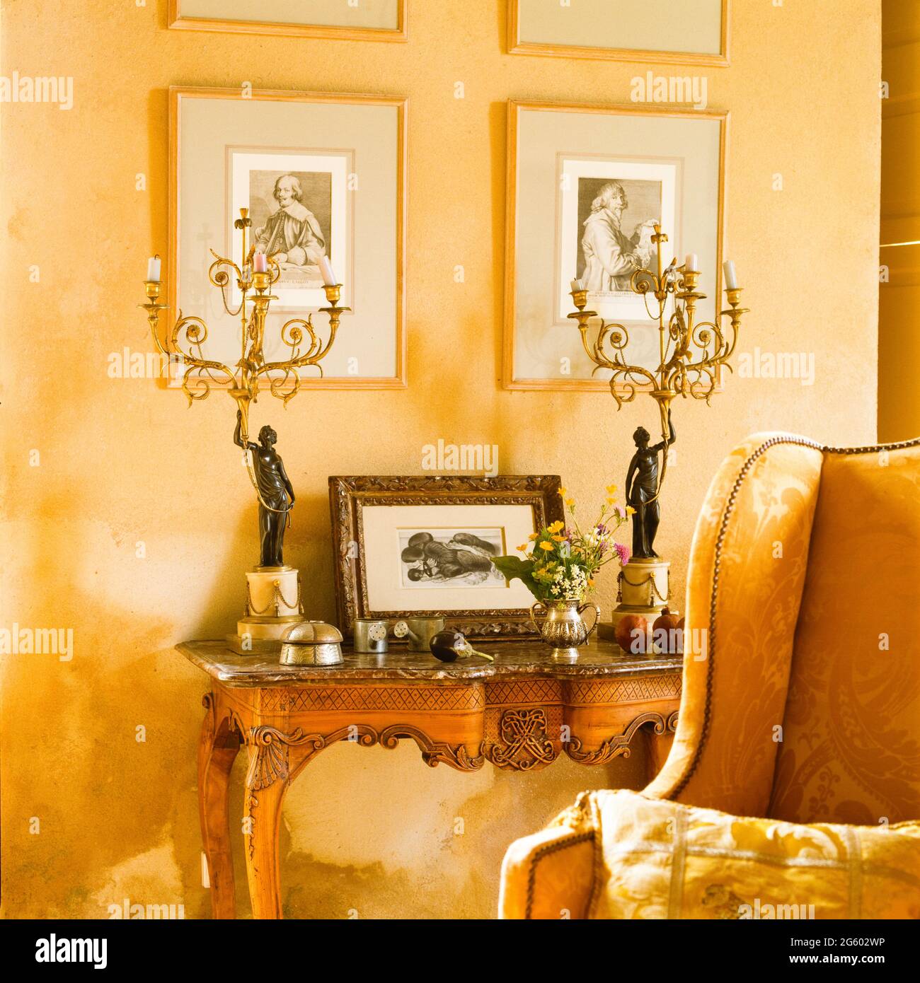 Matching lamps hi-res stock photography and images - Alamy