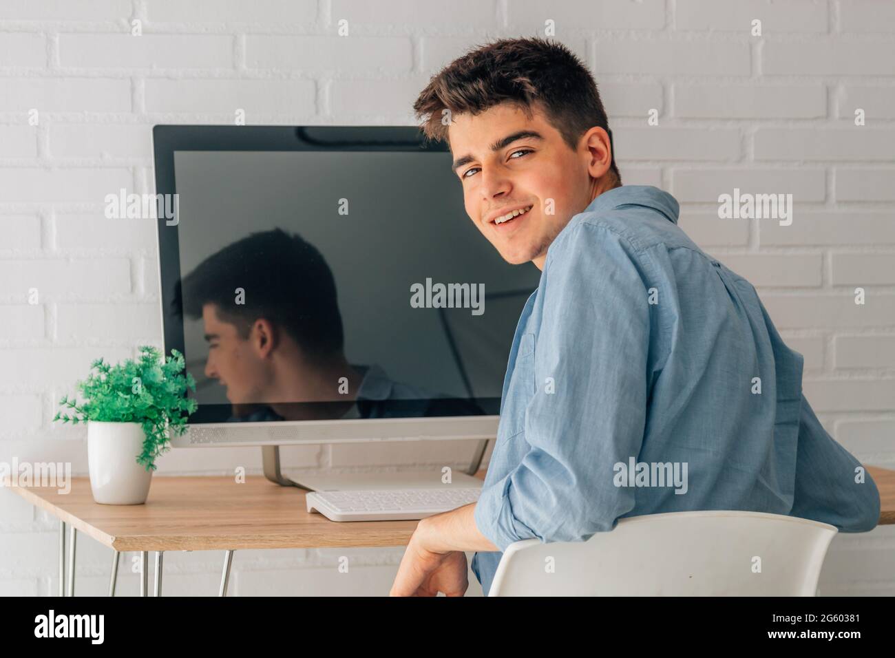 Teens looking screen hi-res stock photography and images - Alamy