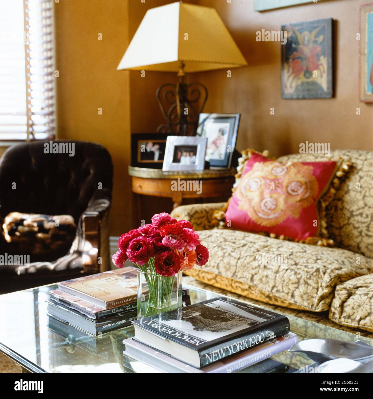 Flowers and books on coffee table Stock Photo - Alamy