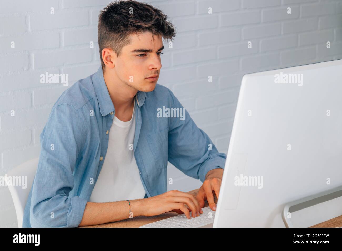 Teenage computer class hi-res stock photography and images - Alamy