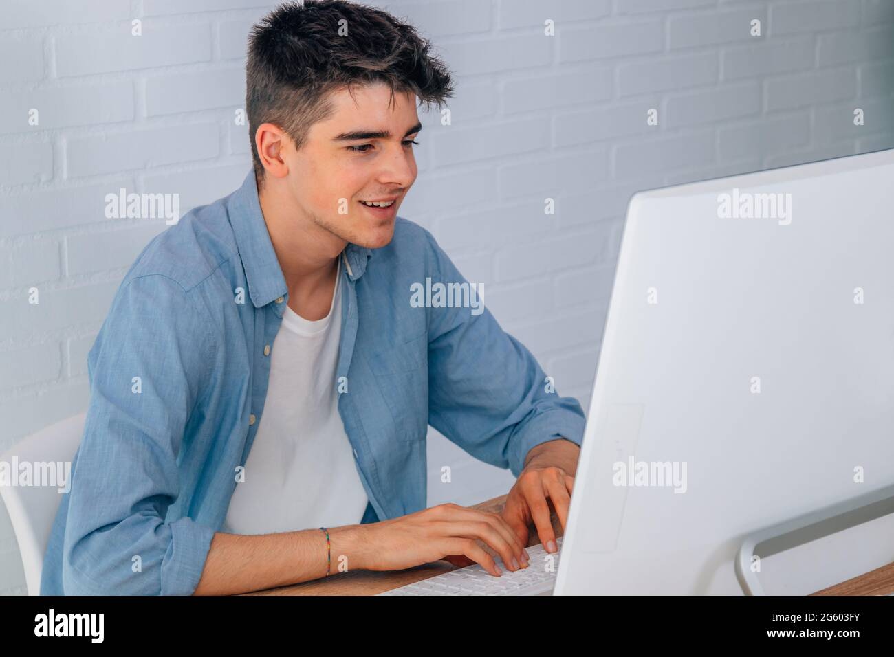 Teenage computer class hi-res stock photography and images - Alamy