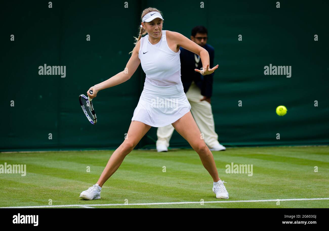 Amanda Anisimova of the United States in action against Magda Linette ...