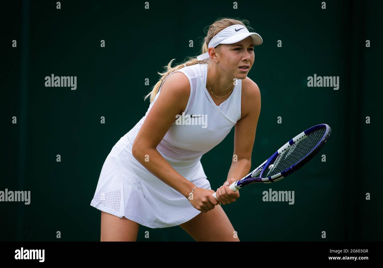 Amanda anisimova wimbledon action hi-res stock photography and images ...