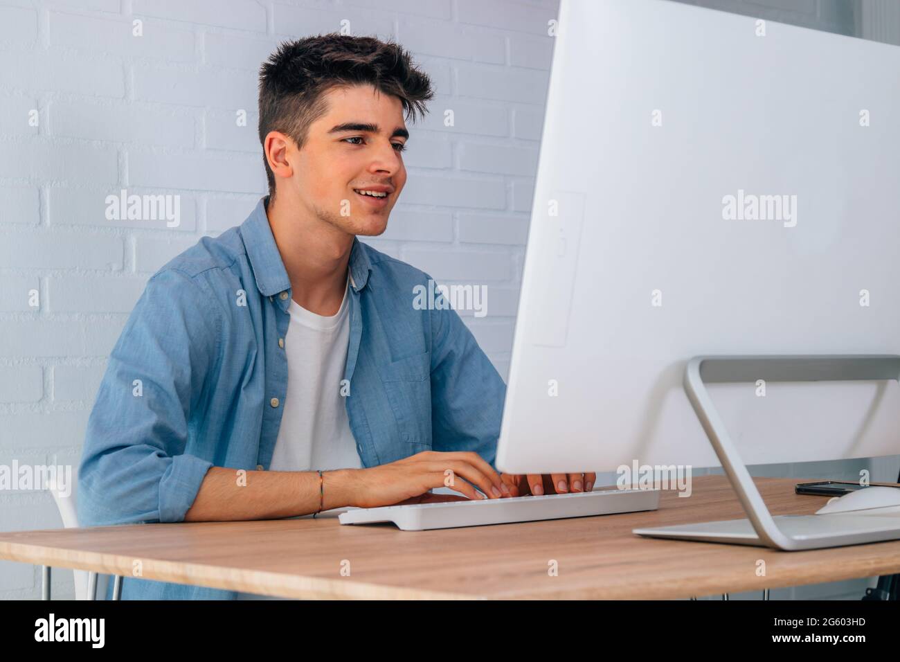 Teenage computer class hi-res stock photography and images - Alamy