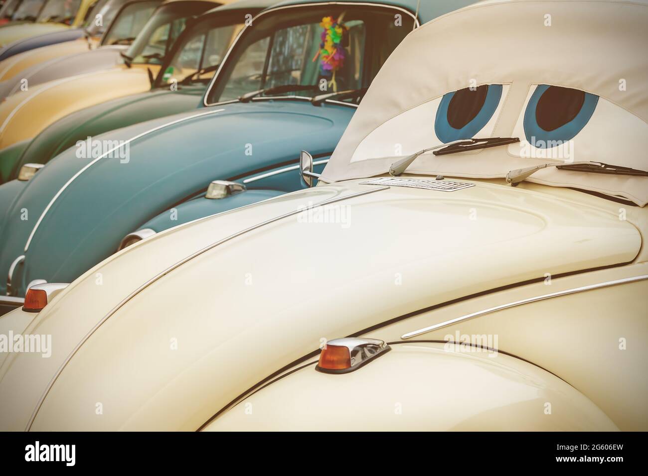 Row of classic cars hi-res stock photography and images - Alamy