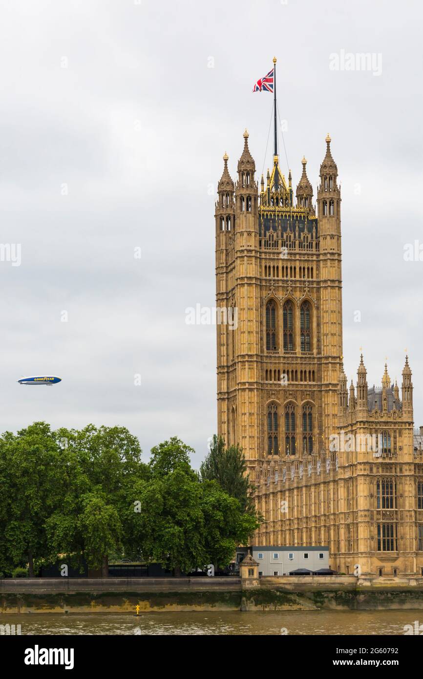 Goodyear blimp city of london hi-res stock photography and images - Alamy