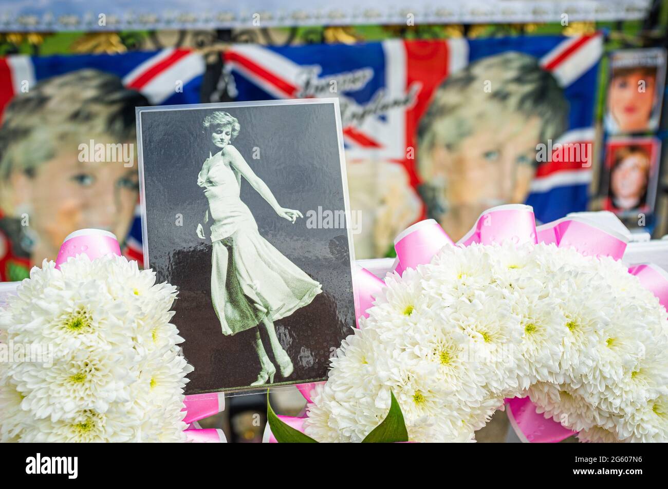 Princess diana statue duke cambridge hi-res stock photography and ...