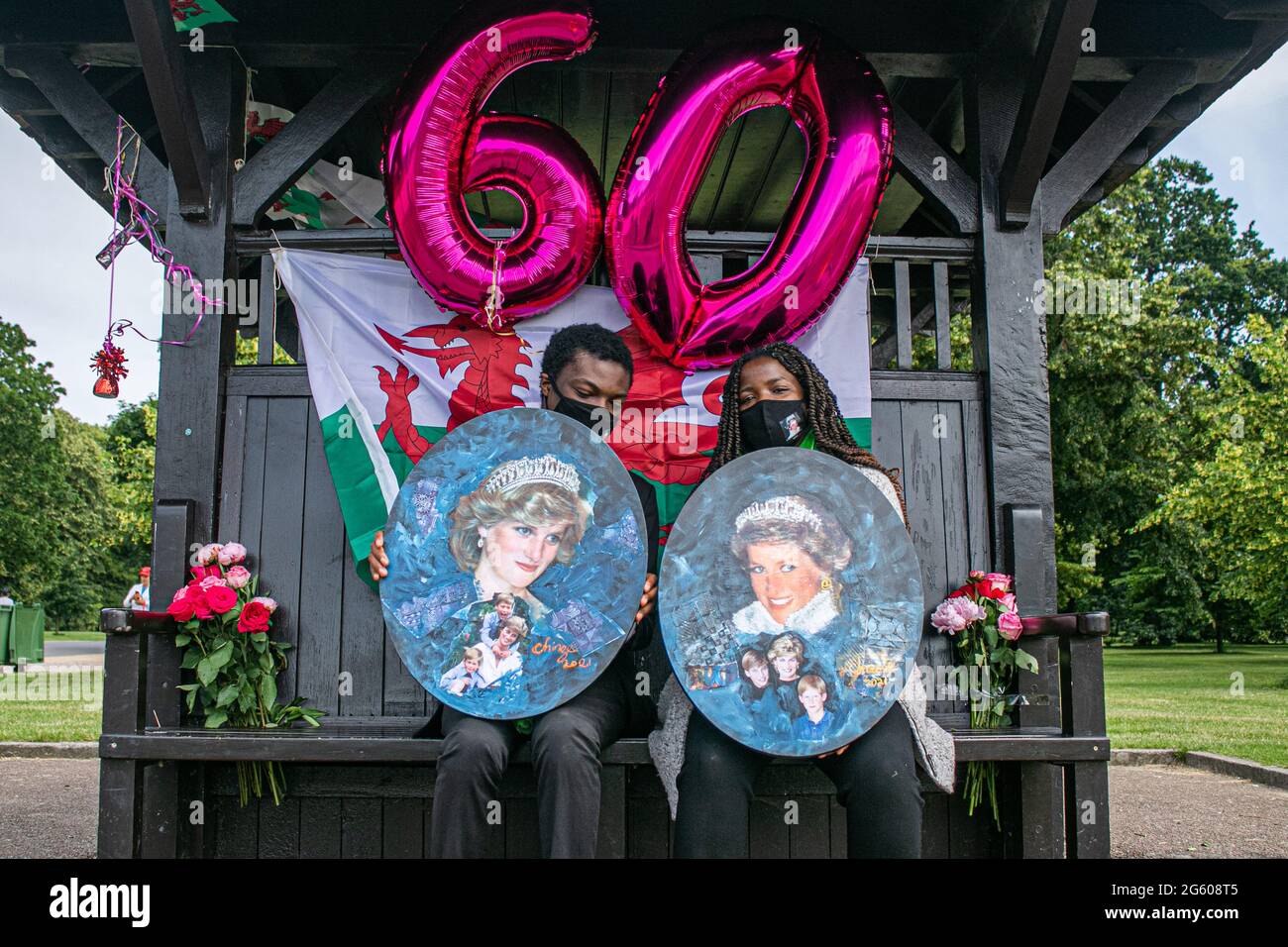KENSINGTON PALACE LONDON 1 July 2021. Royal well wishers pose with ...