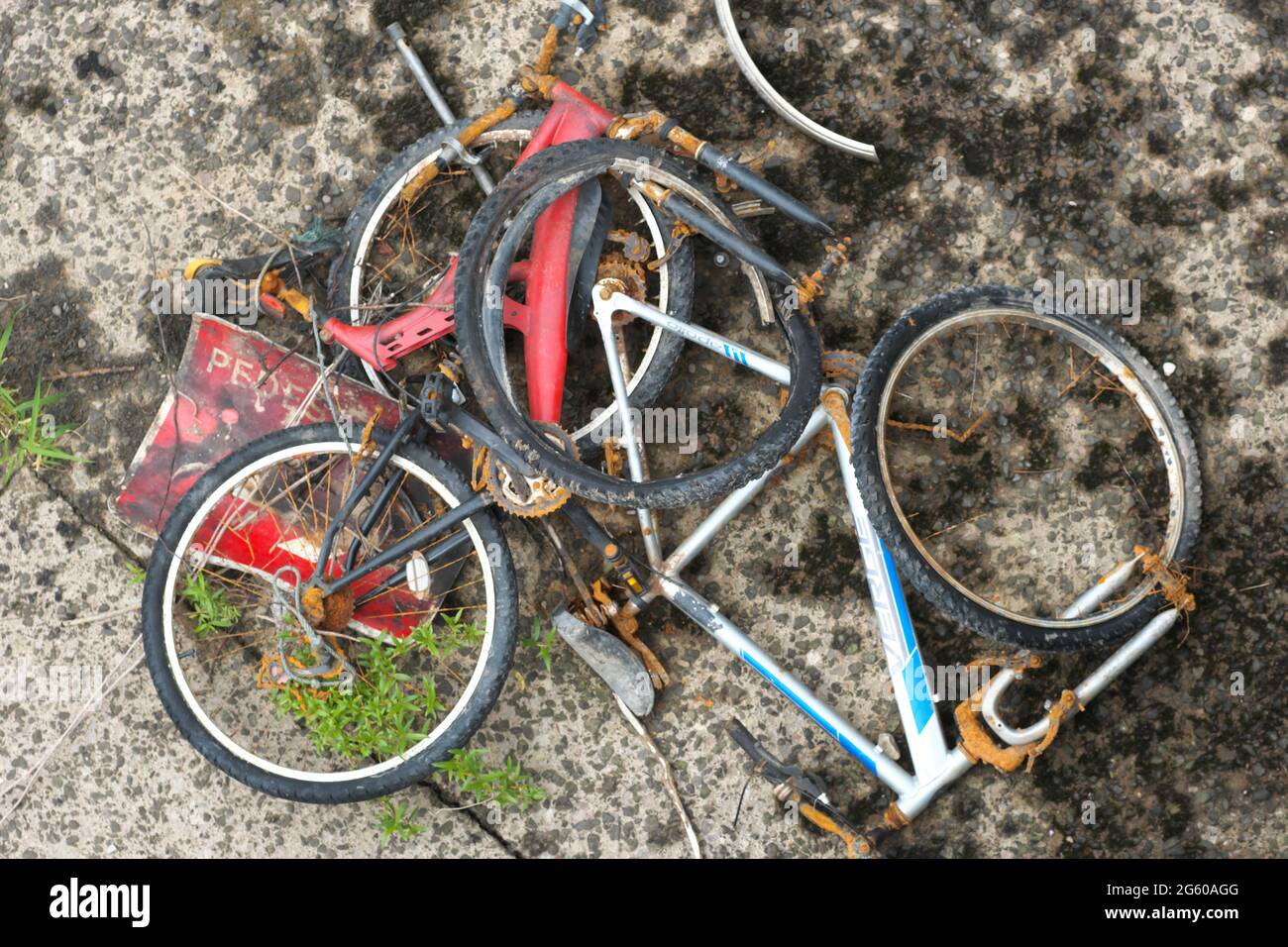 Rusty bicycles hi-res stock photography and images - Alamy