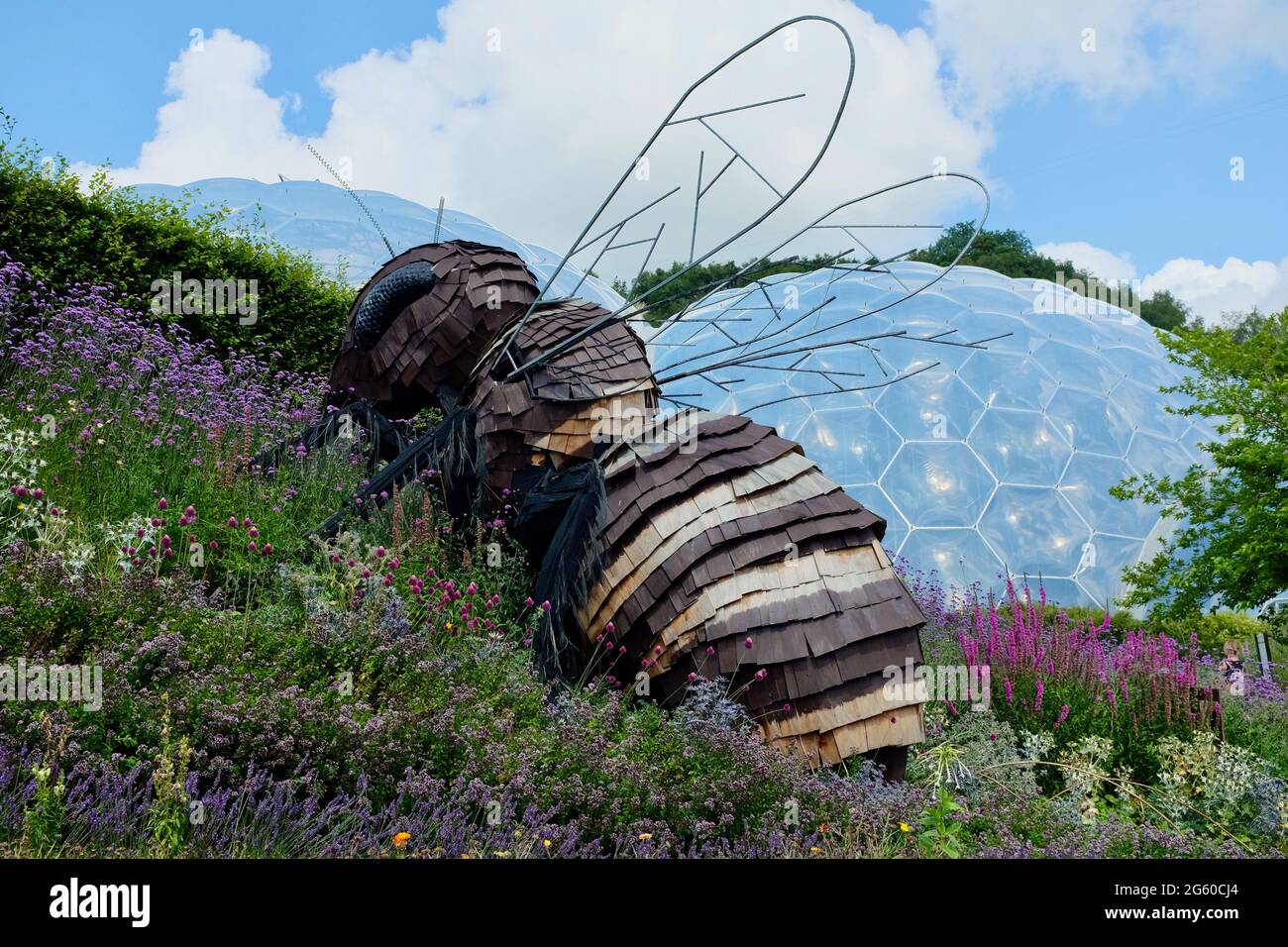 Bee sculpture hi-res stock photography and images - Alamy