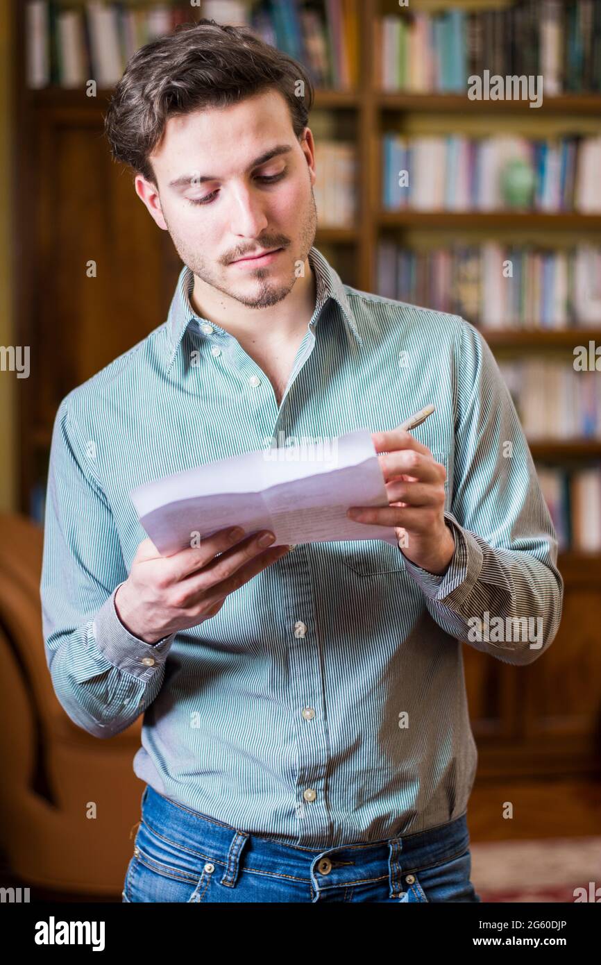 Young journalist notes hi-res stock photography and images - Alamy