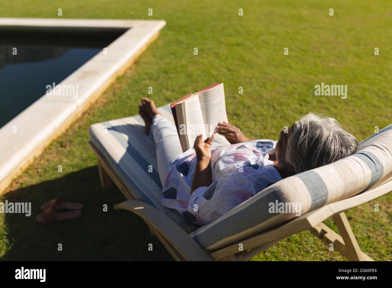 Woman reading in swimming pool hi-res stock photography and images - Alamy