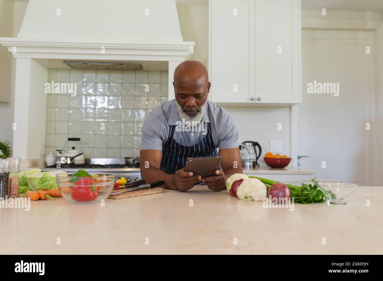 Man cooking kitchen hi-res stock photography and images - Alamy