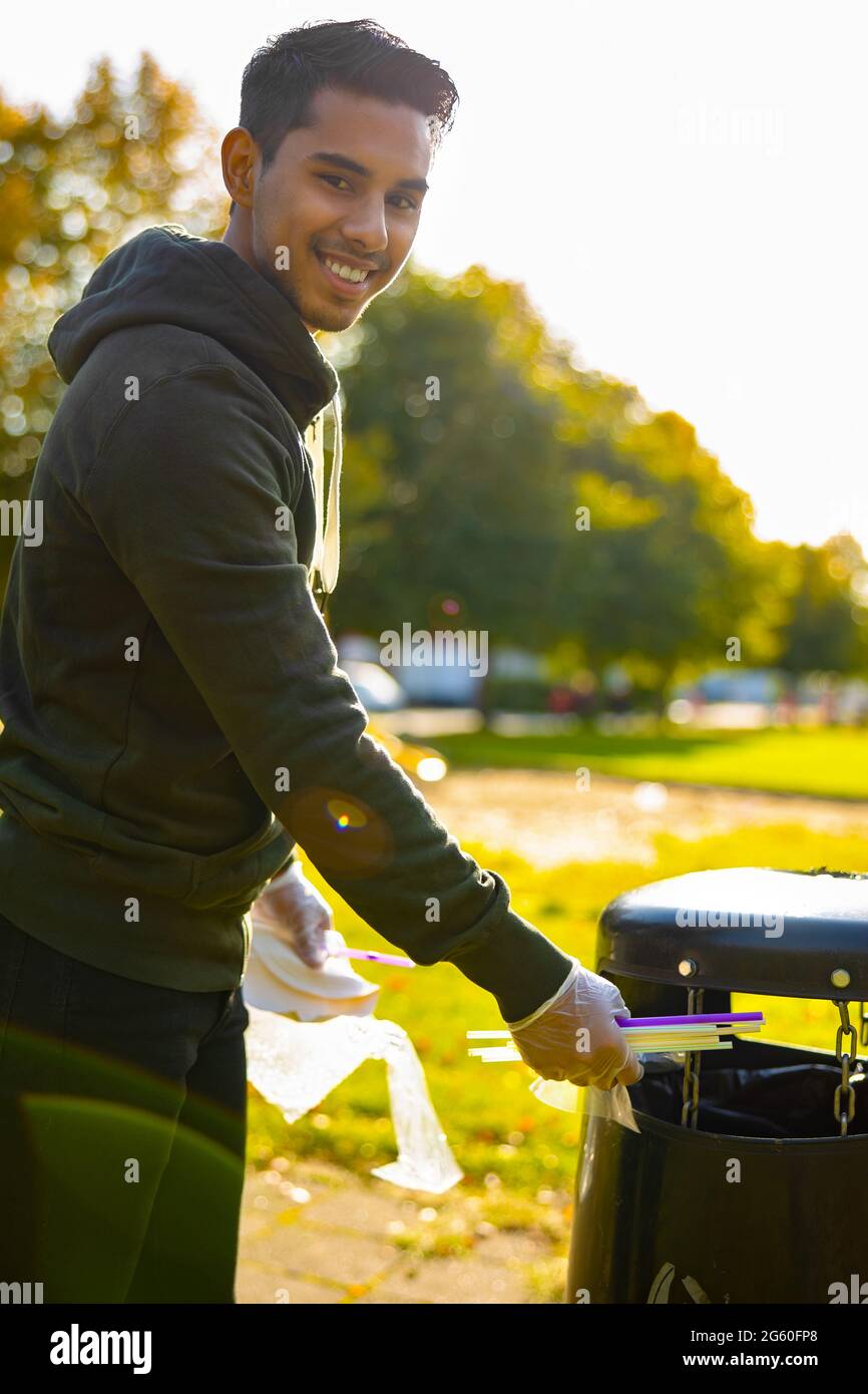 Man cleaning garbage bin hi-res stock photography and images - Alamy
