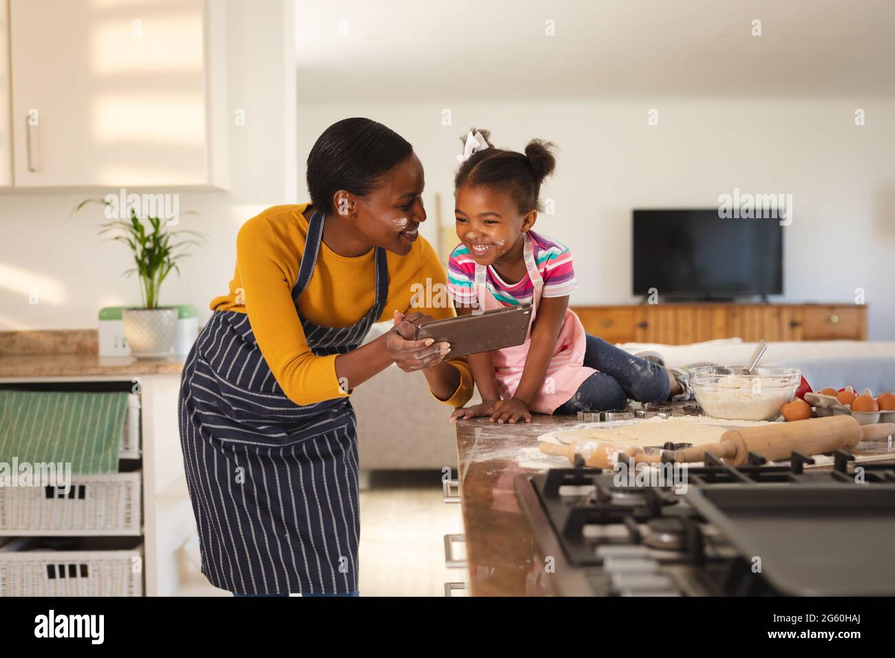 Father daughter cooking recipe tablet hi-res stock photography and ...