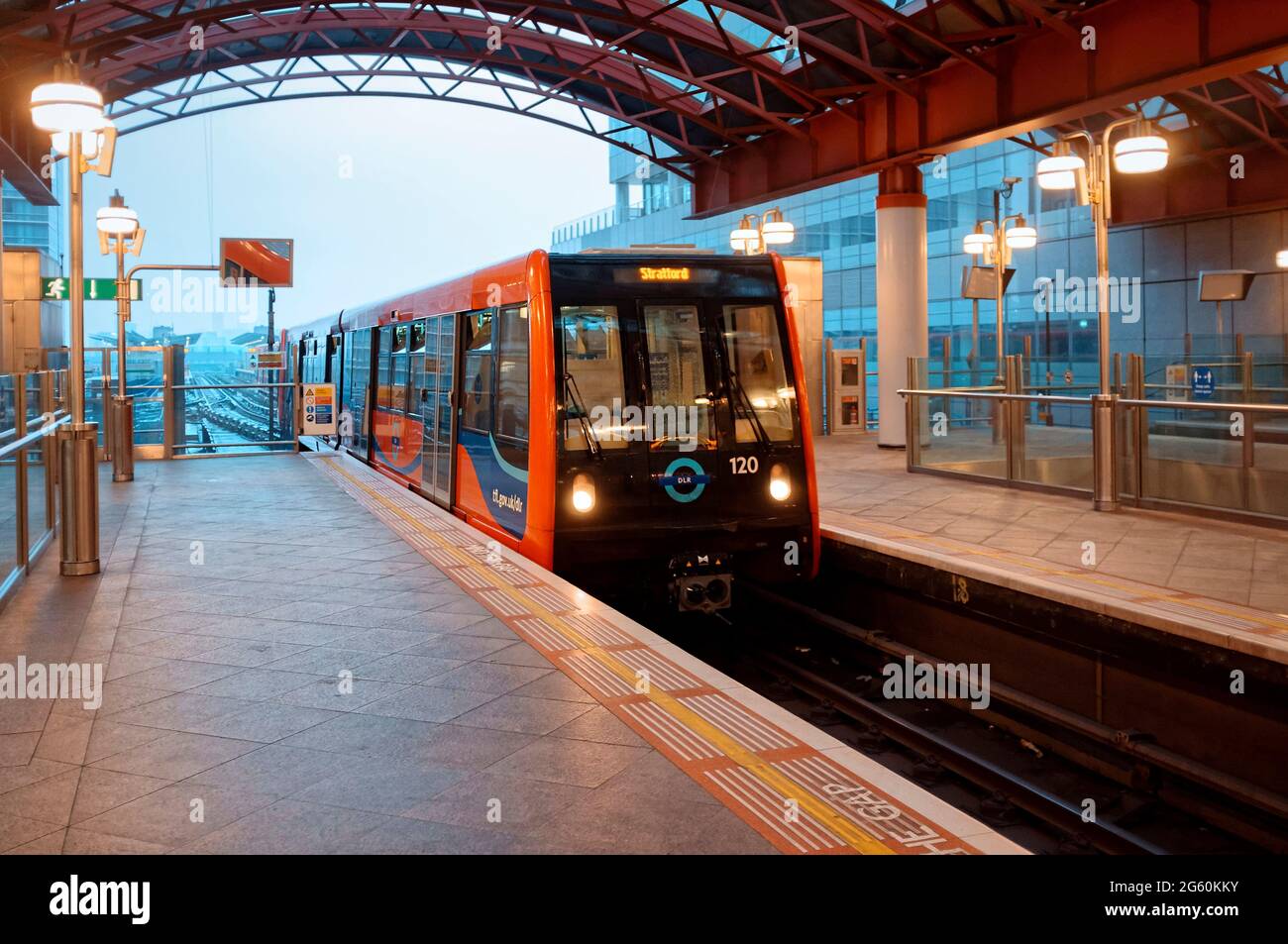 London underground train window hi-res stock photography and images - Alamy