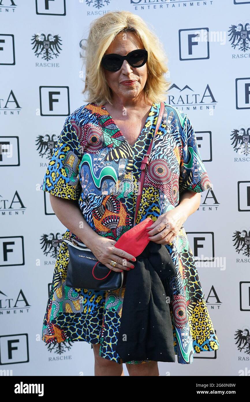 Spanish socialite journalist and Lydia Lozano during the 'Algunos Le ...
