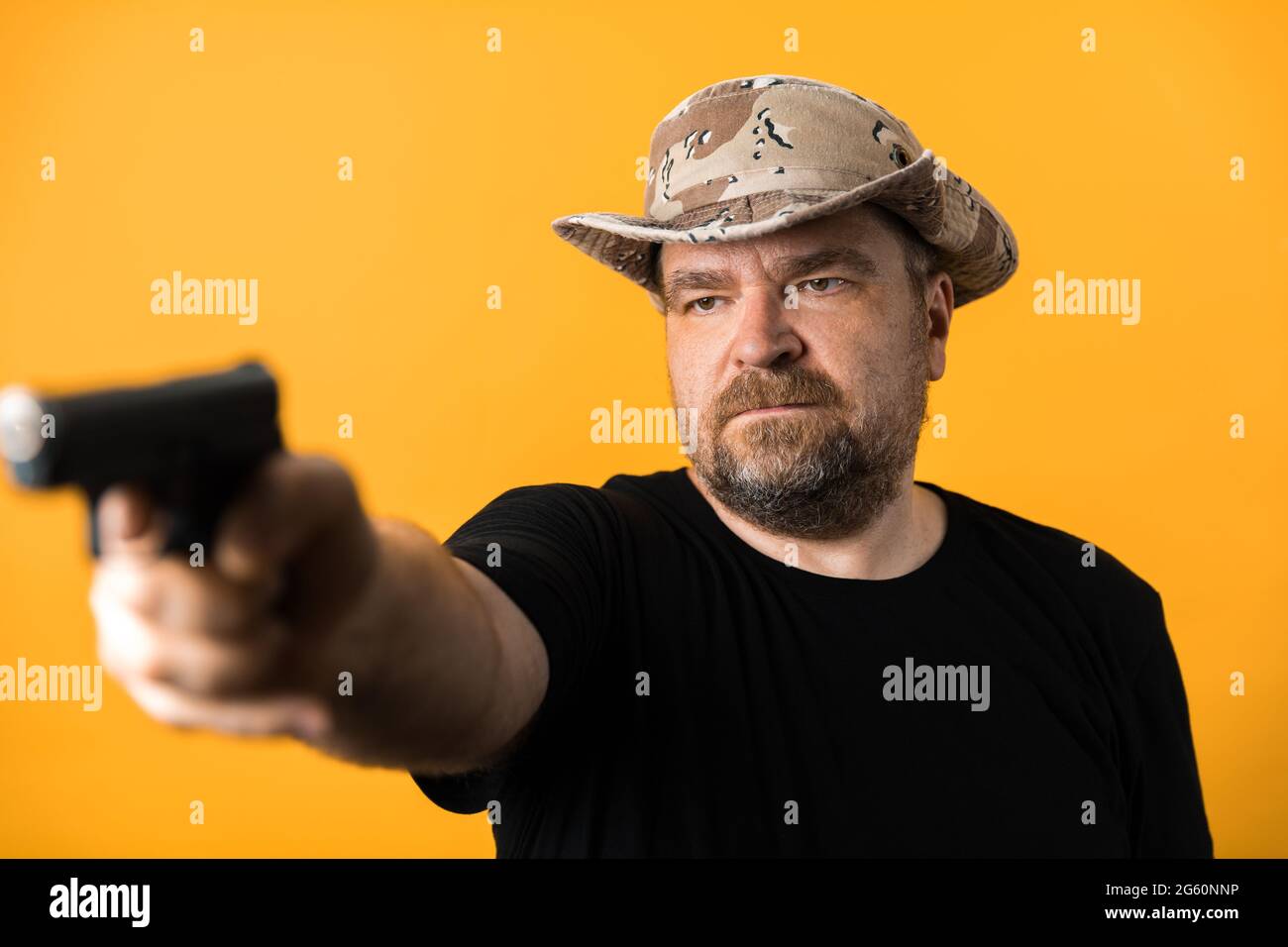 Muscular man gun hi-res stock photography and images - Alamy