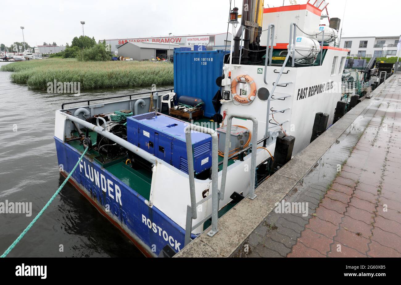 Oil spill response vessel hi-res stock photography and images - Alamy