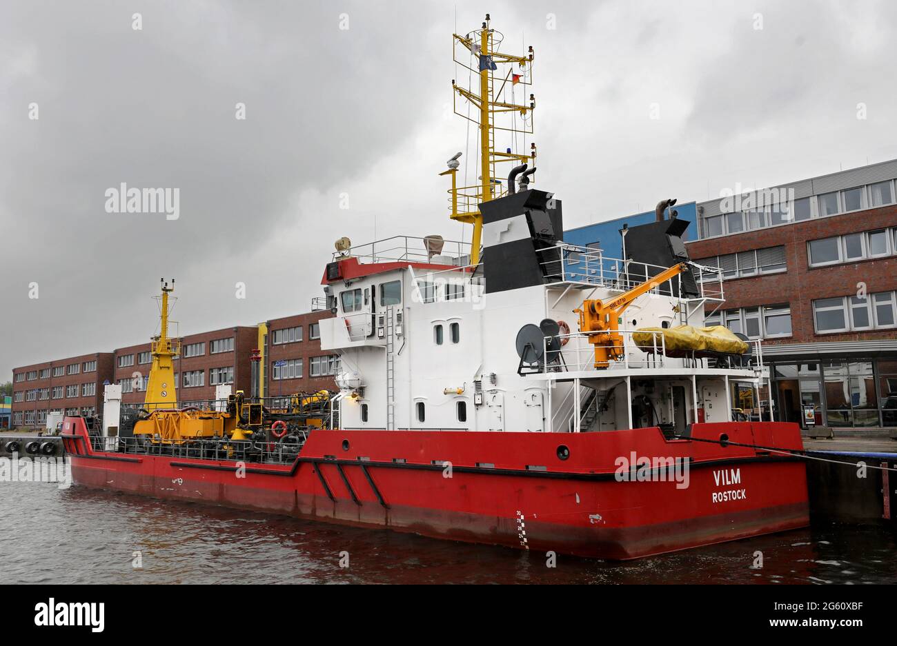 Oil spill response vessel hi-res stock photography and images - Alamy