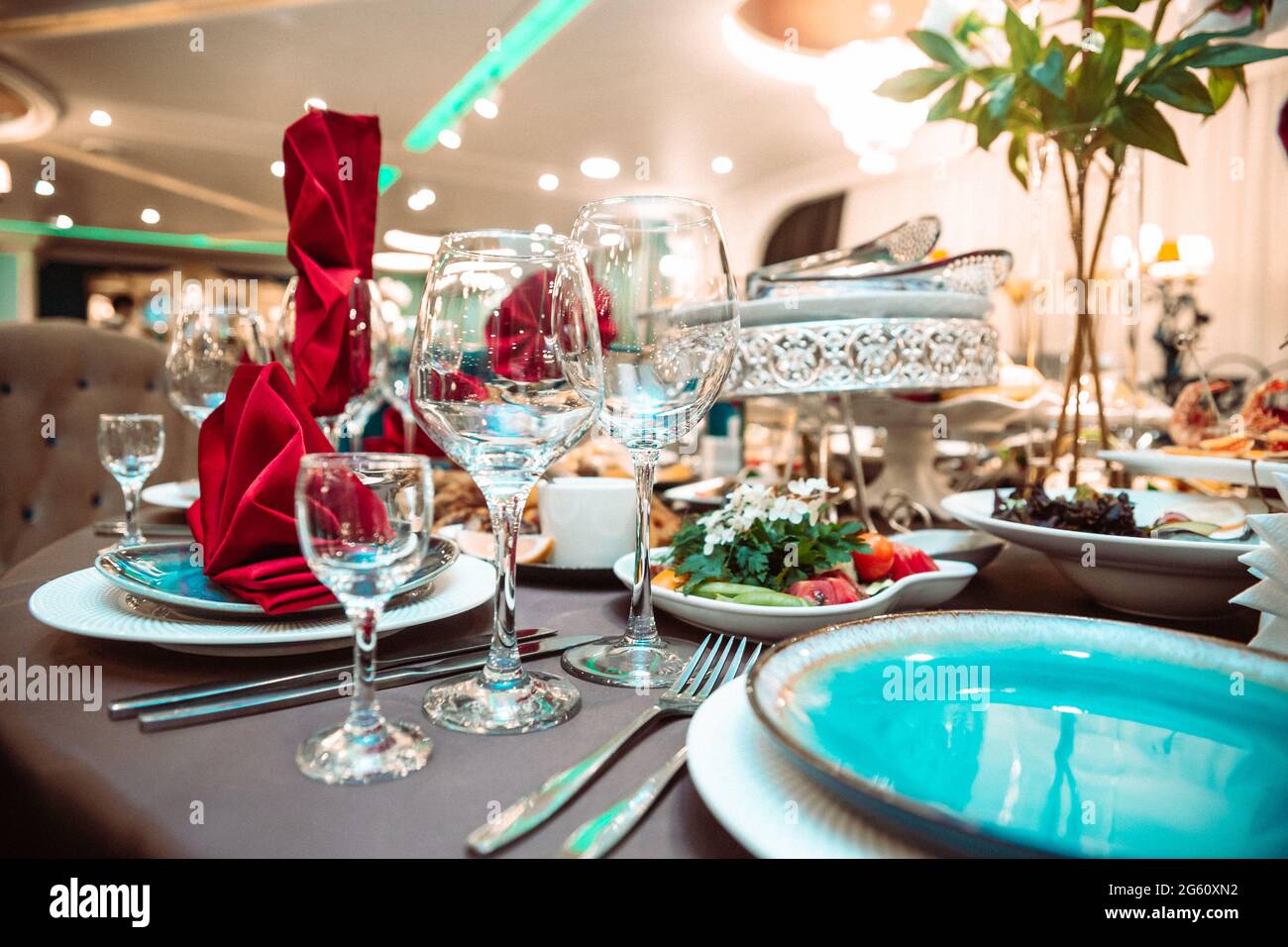 Restaurant eat food table hi-res stock photography and images - Alamy