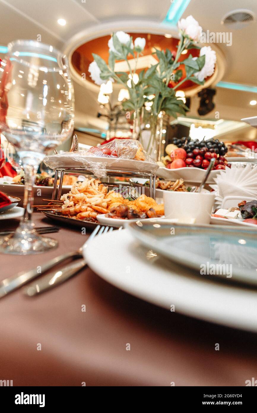 Restaurant table top up hi-res stock photography and images - Alamy