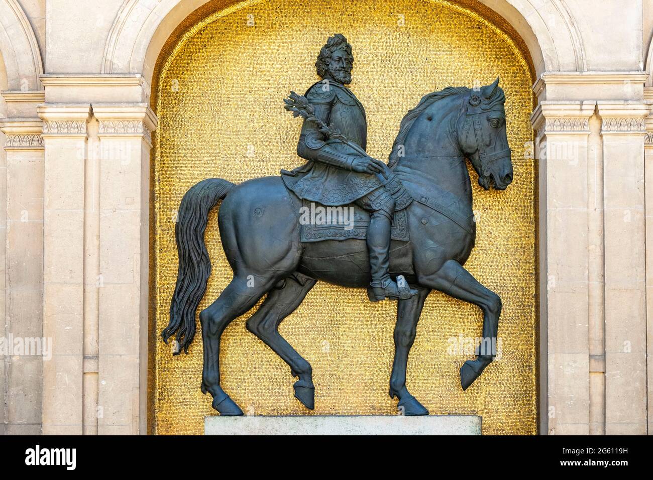 King henri iv statue hi-res stock photography and images - Alamy