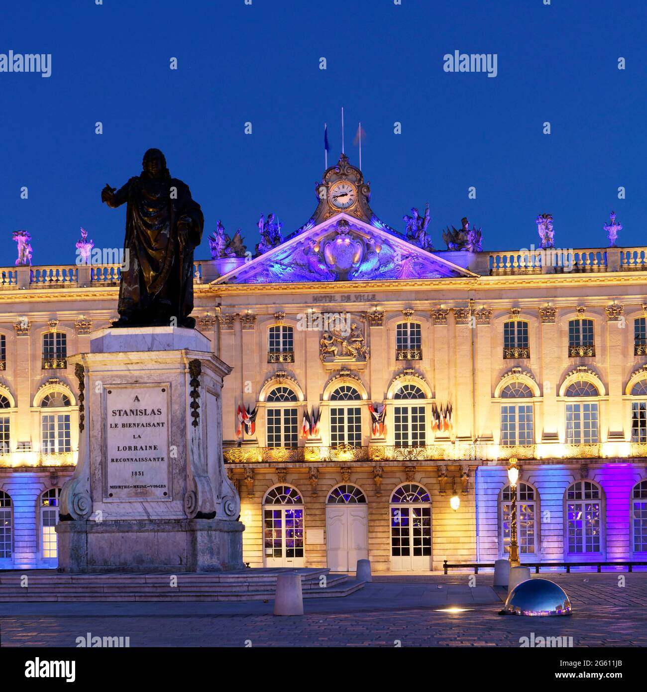 Statue of king stanislas leszczynski and city hall hi-res stock ...