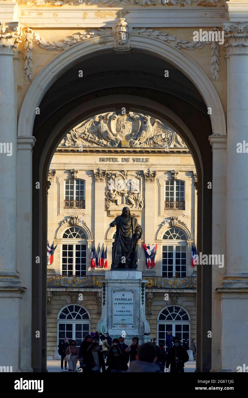 Statue of king stanislas leszczynski and city hall hi-res stock ...