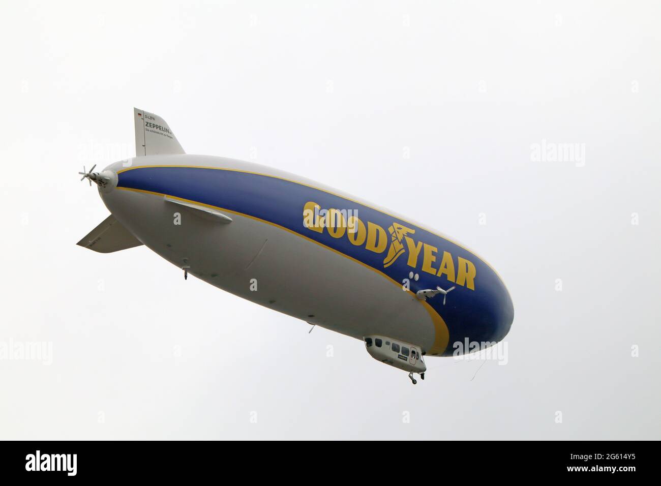 Zeppelin airship over london hi-res stock photography and images - Alamy