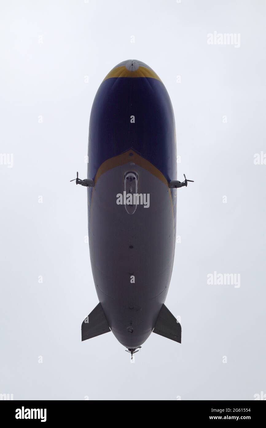 Zeppelin airship over london hi-res stock photography and images - Alamy