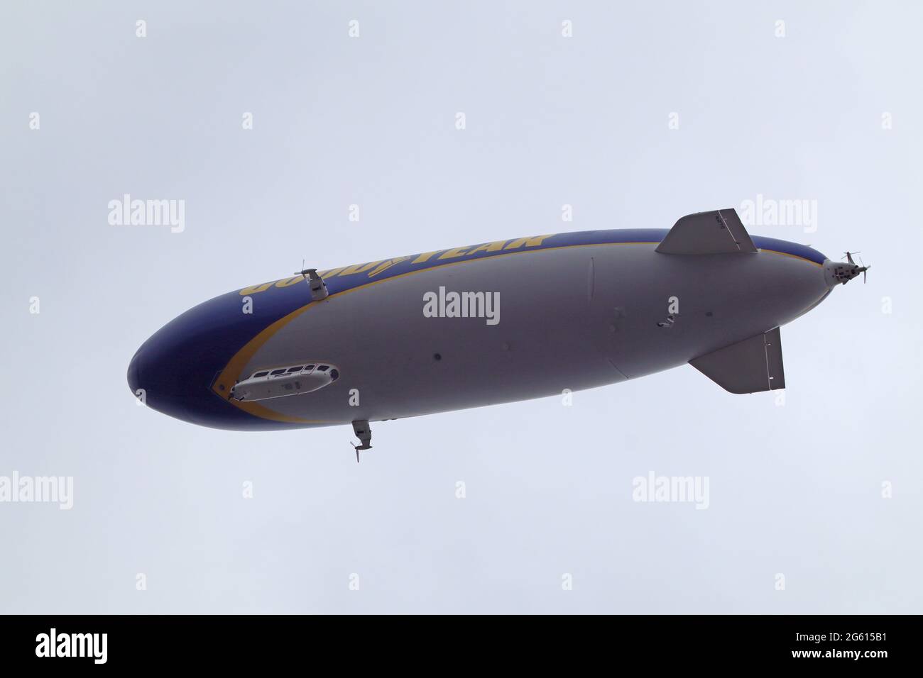 Zeppelin airship over london hi-res stock photography and images - Alamy