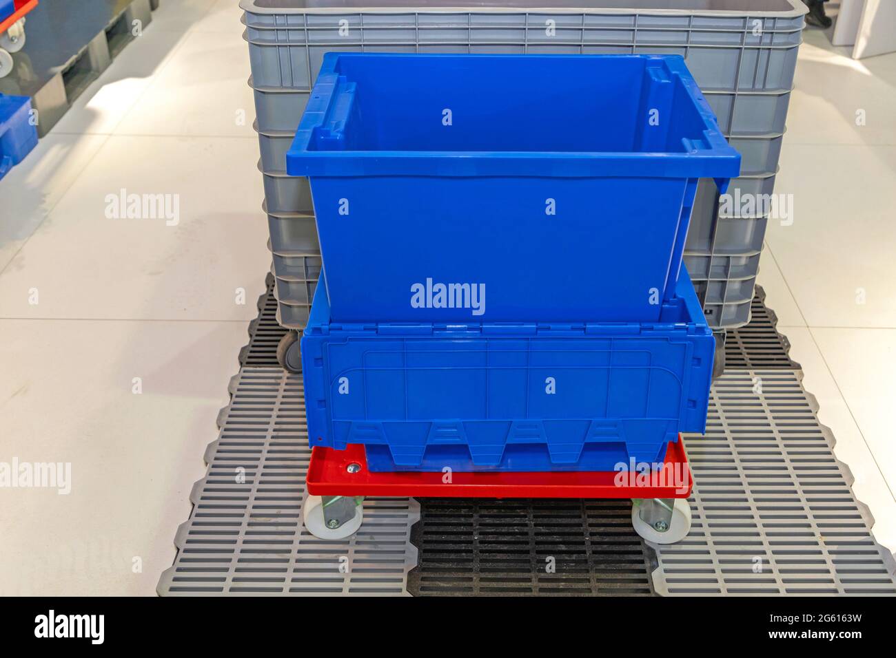 Plastic shipping boxes hi-res stock photography and images - Alamy