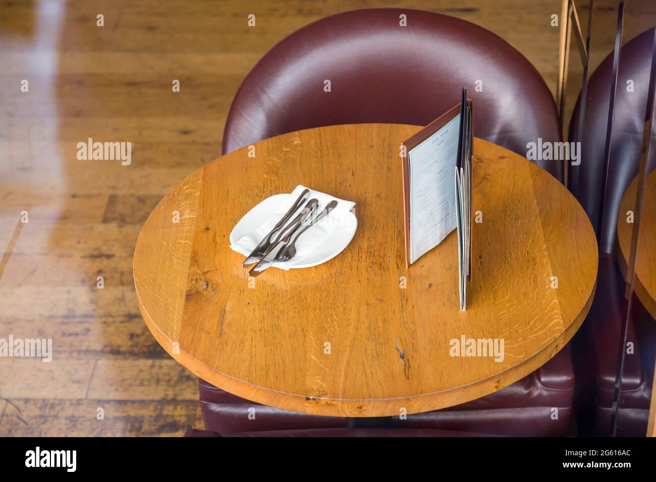 Restaurants bar bars cafe cafes hi-res stock photography and images - Alamy