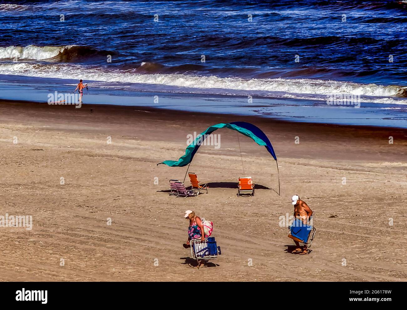 A couple leaving the beach on a windy day Stock Photo - Alamy