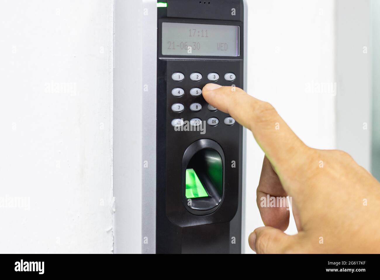 FINGER SCAN SYSTEMS VERIFICATION FOR DOOR Stock Photo - Alamy
