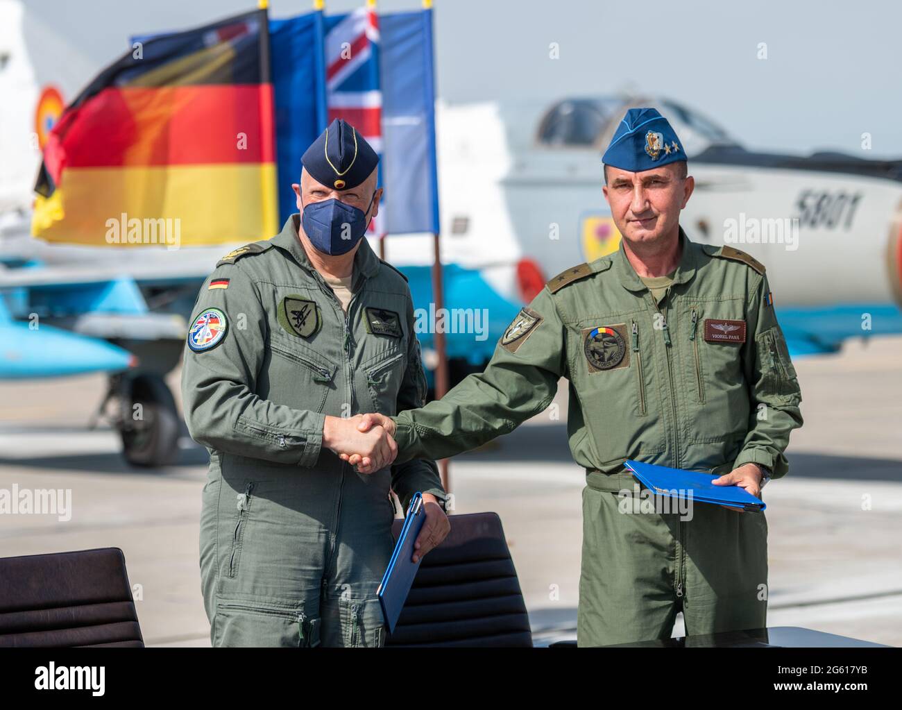 01 July 2021, Romania, Mihail Kogalniceanu: Ingo Gerhartz (l ...