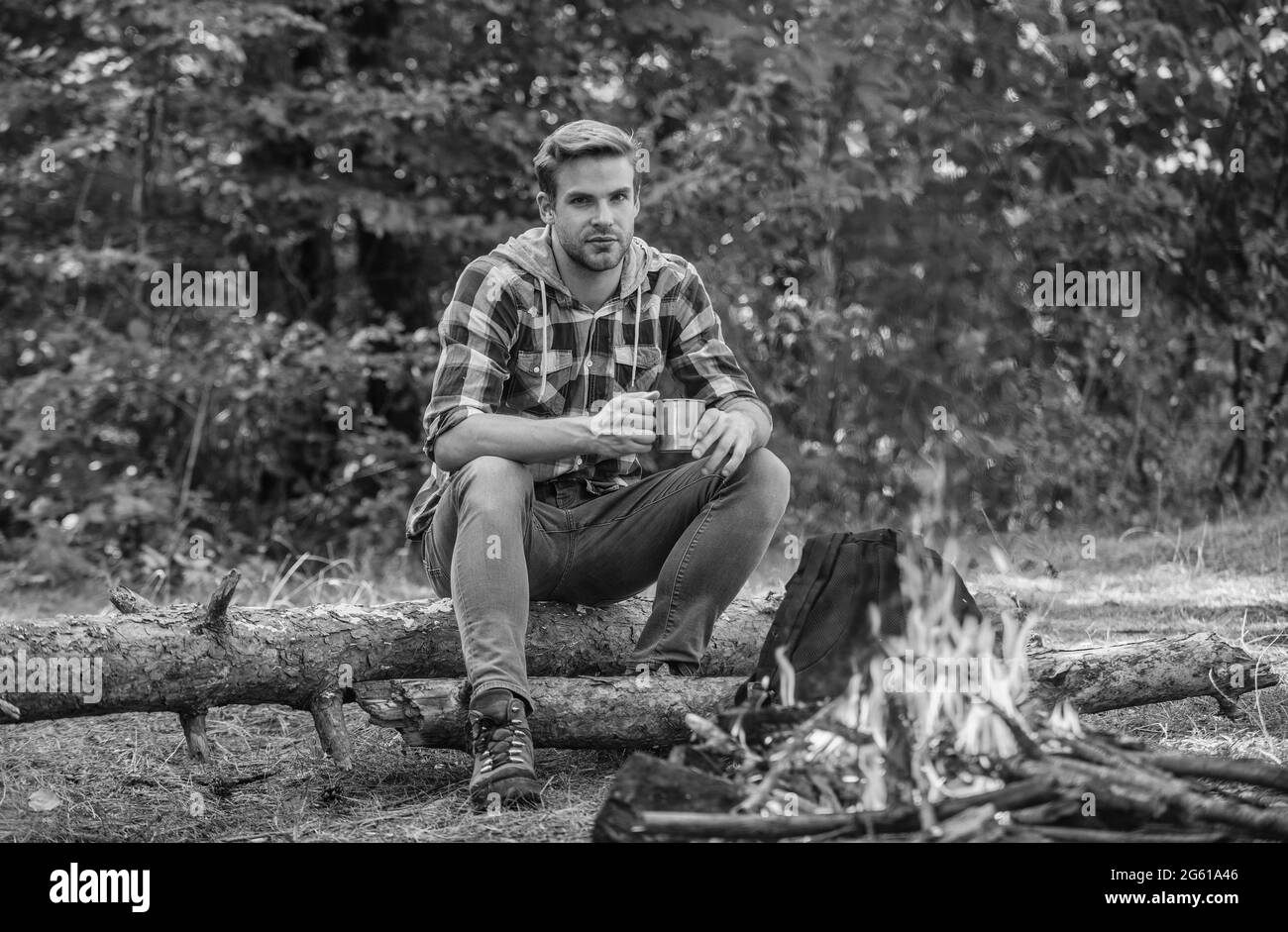 Man drinking coffee campfire hi-res stock photography and images - Alamy
