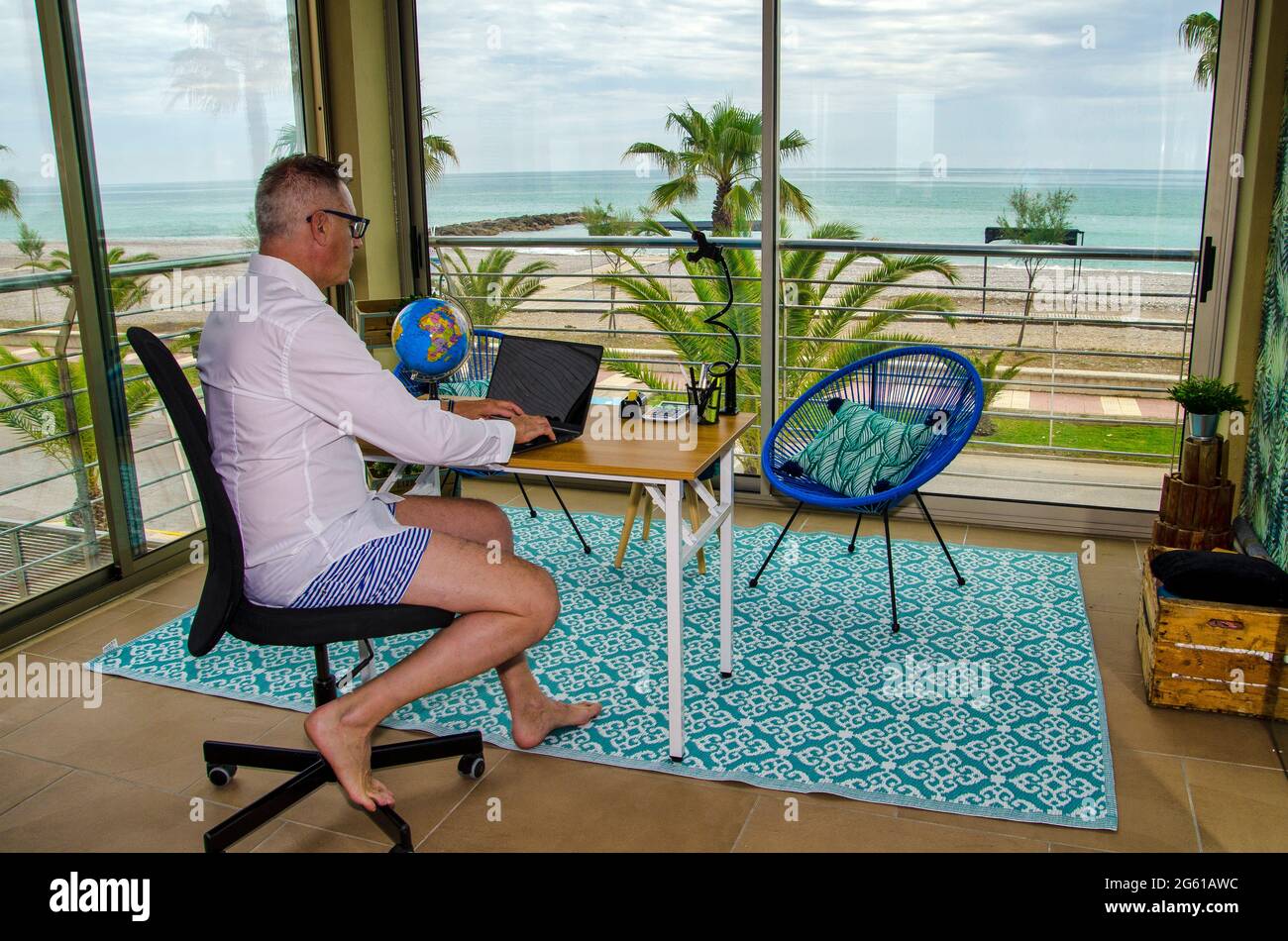 Man tele working from home dressed with a elegant shirt for ...