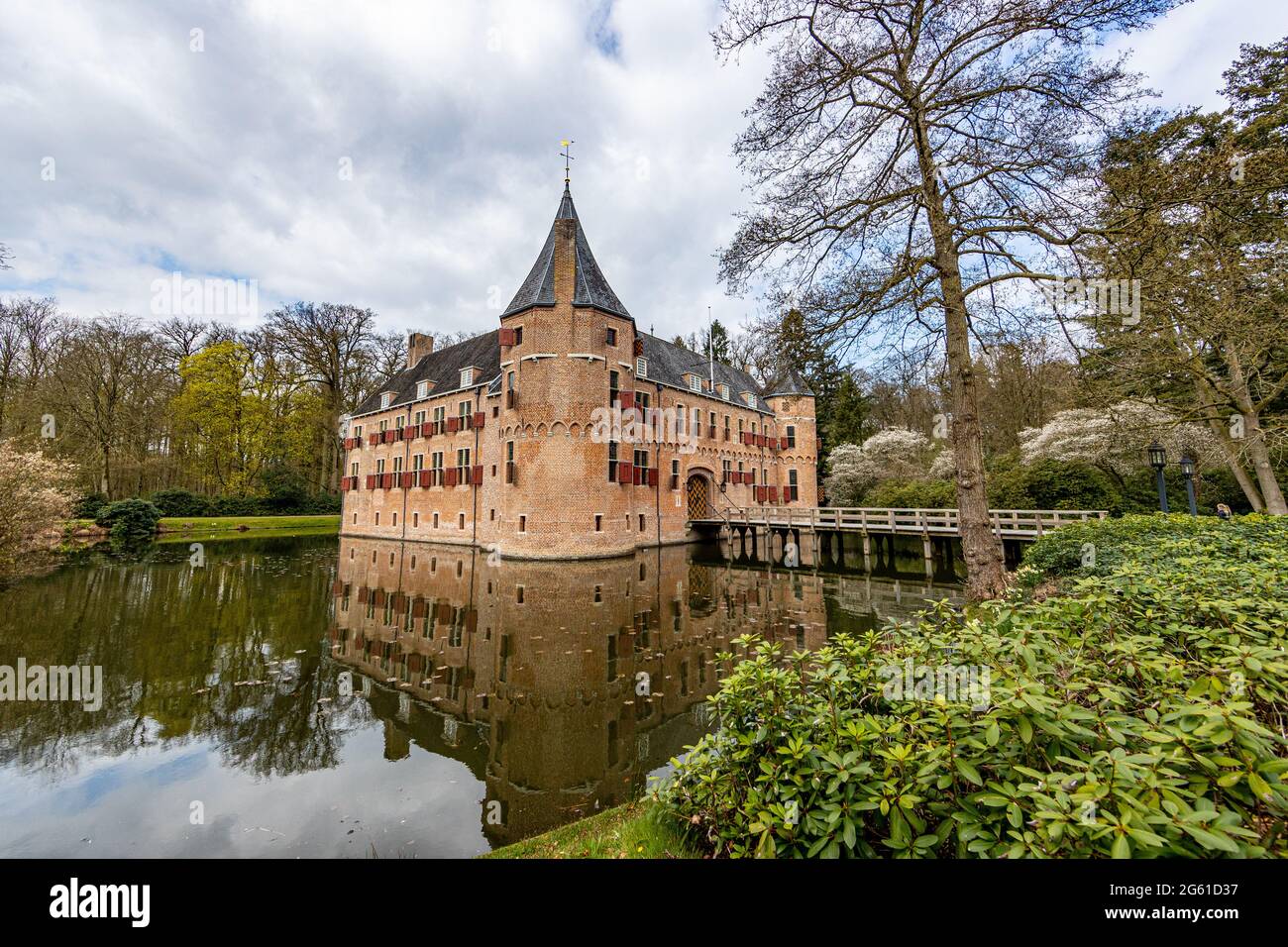 Castle of Het Oude Loo with its bridge reflected in the water surface ...