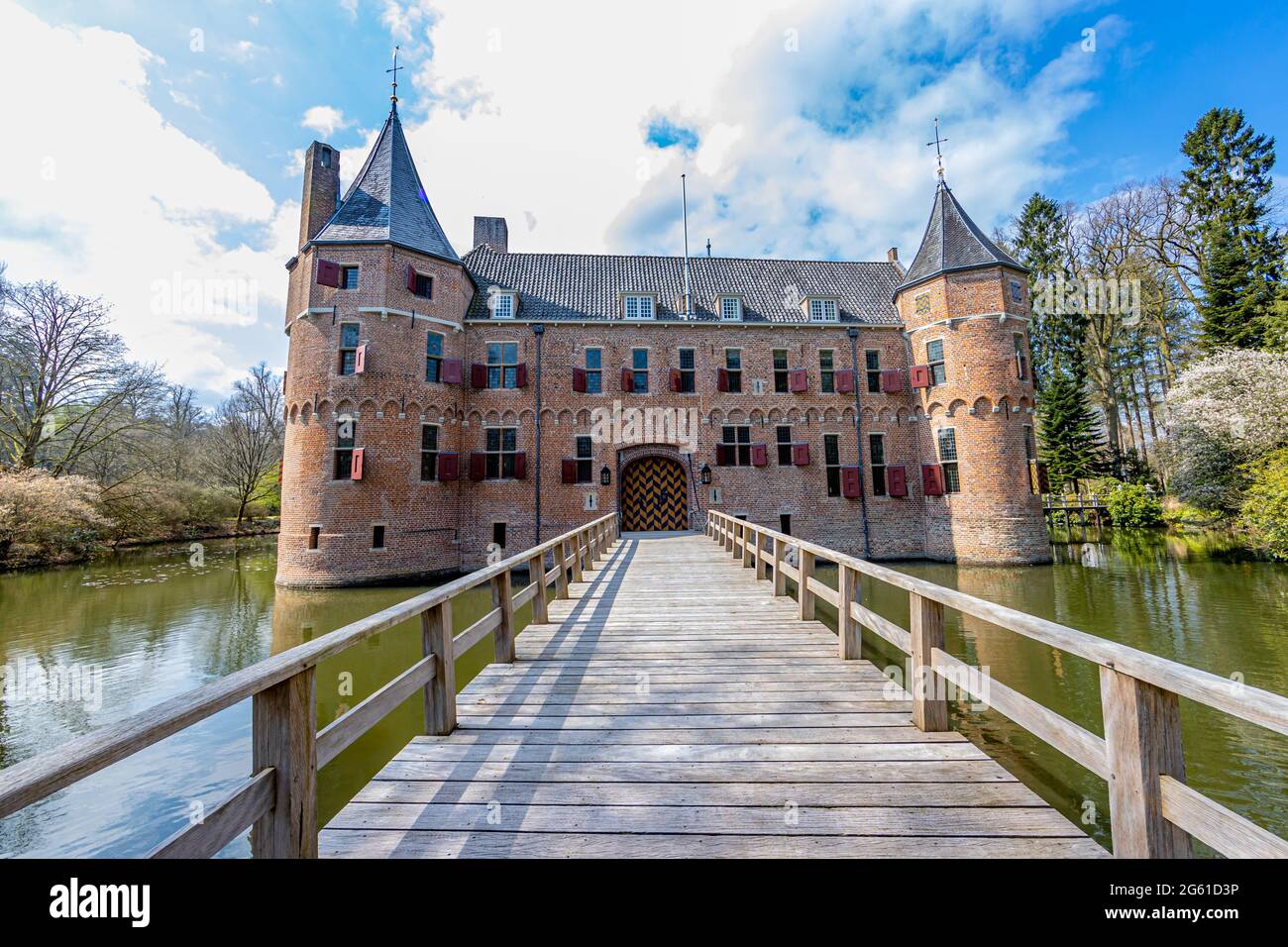 Wooden bridge over the moat, leading to the gate to Het Oude Loo castle ...